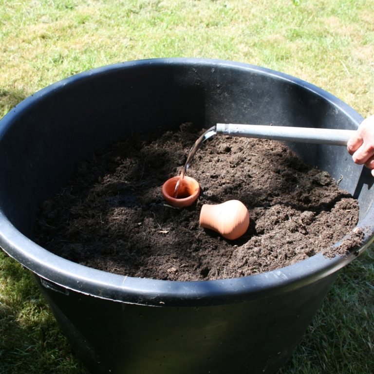 De Olla Pot irrigatiepot geeft jouw planten water in de zomer